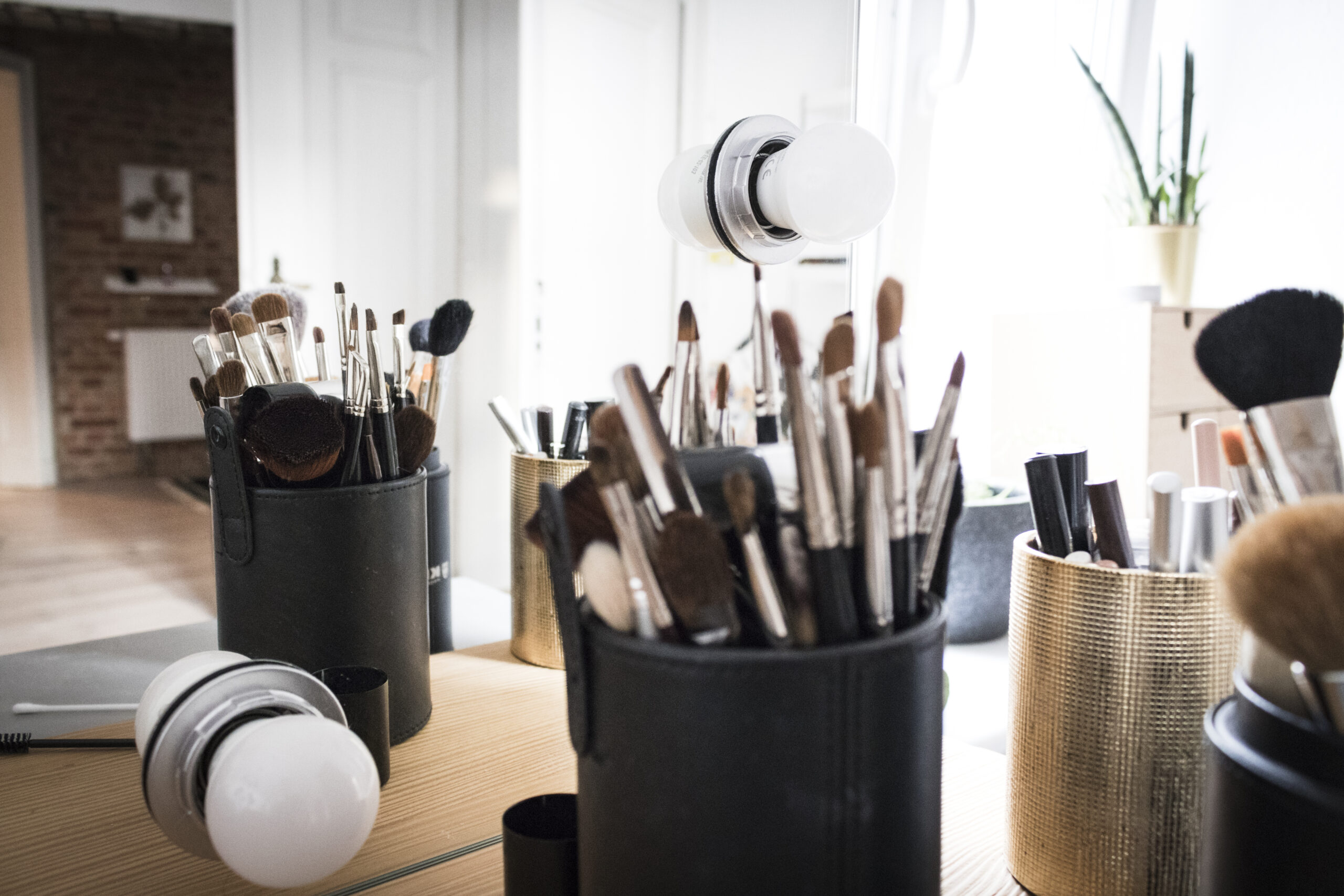 10 Best Vegan Makeup Brush Sets [2021 Reviews]